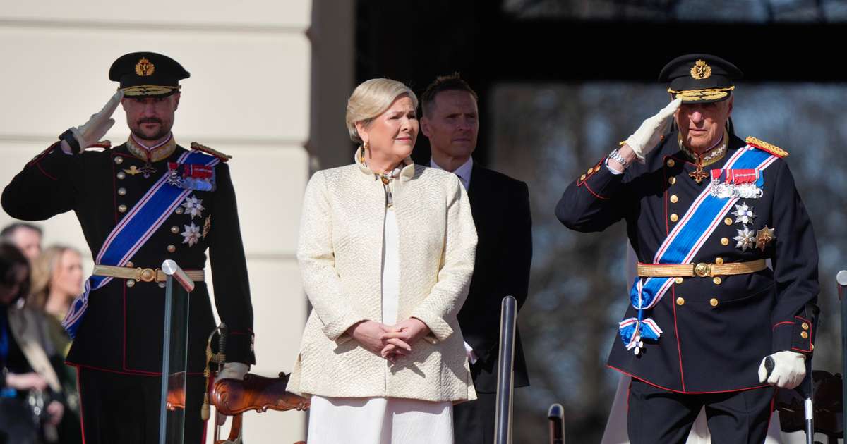 Three generations of Norwegian royal family welcome President of ...