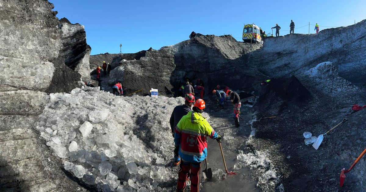 Einn látinn og einn alvarlega slasaður en engir fleiri undir ísnum - RÚV.is