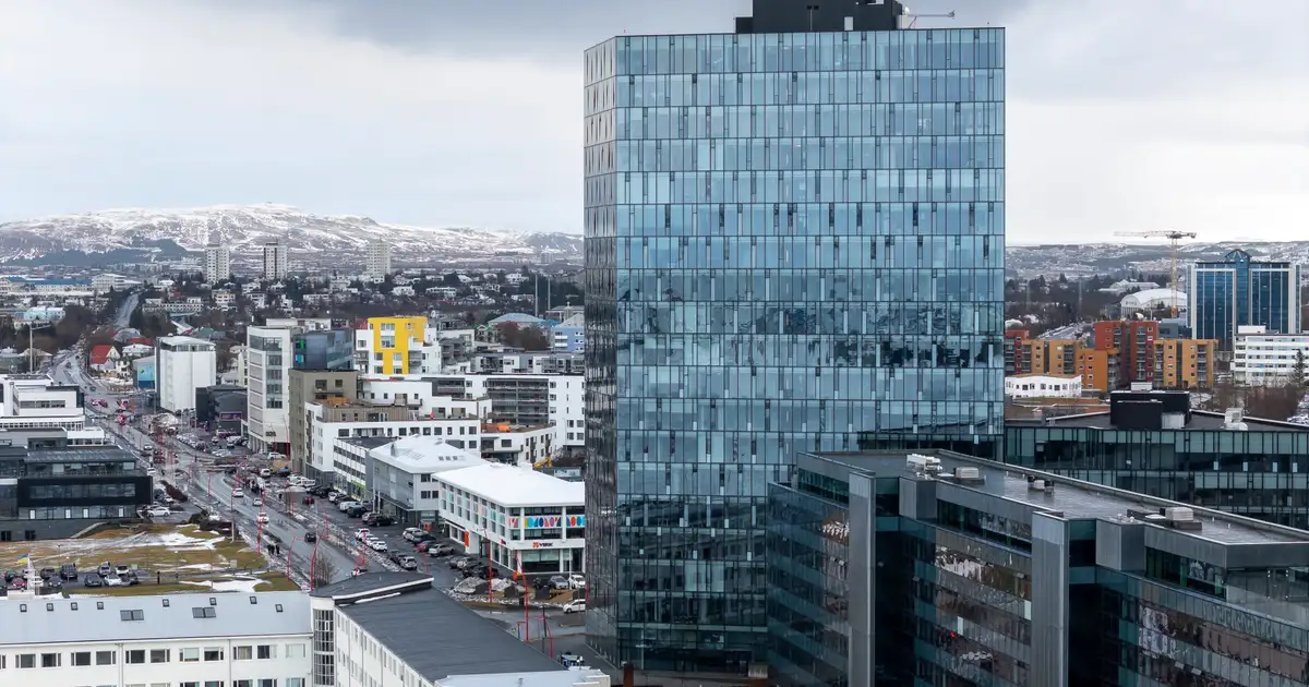 Glerturnar minnisvarðar um gelgjuskeiðið sem gekk yfir þjóðina á tímum ...