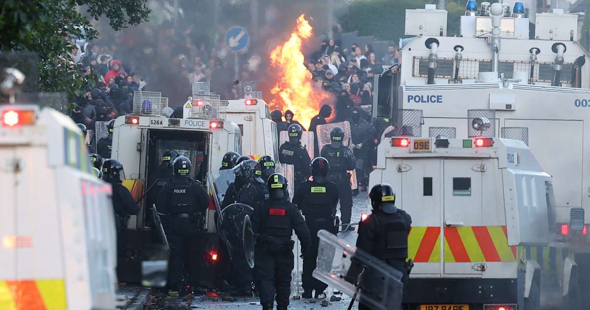 Tólf lögreglumenn slasaðir eftir mótmæli gærkvöldsins - RÚV.is