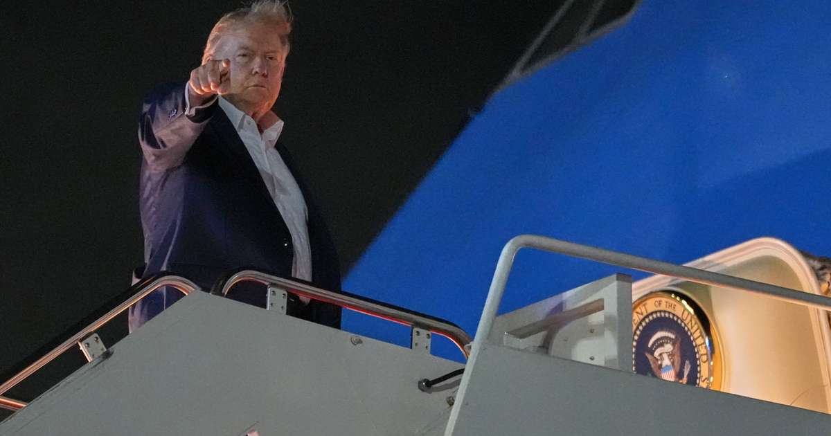 Trump hótar 100% tollum á frönsk vín - RÚV.is