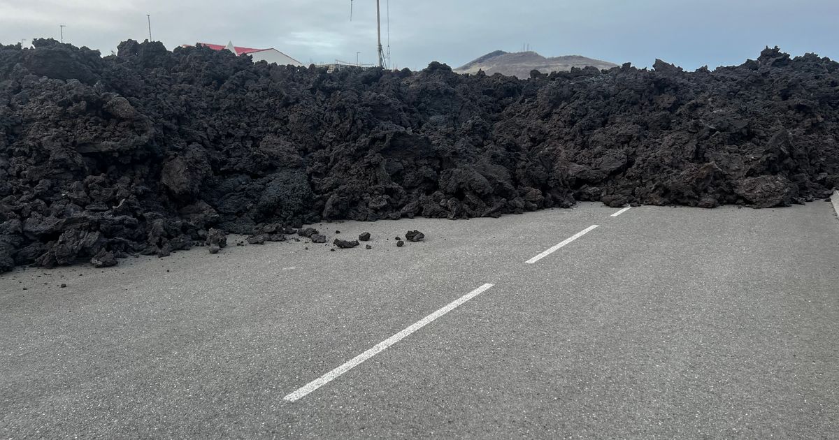 Nýjar sprungur í Grindavík - RÚV.is