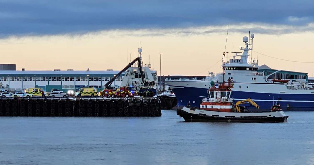 Bíll fór í Reykjavíkurhöfn - RÚV.is