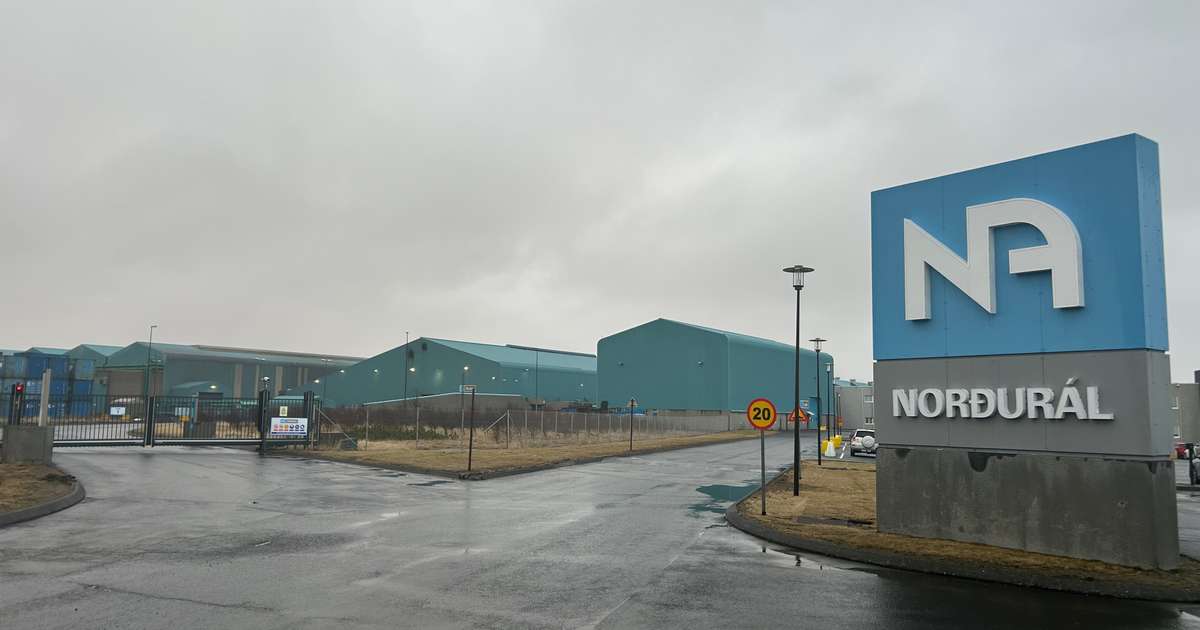Einn slasaður eftir vinnuslys í álverinu á Grundartanga - RÚV.is