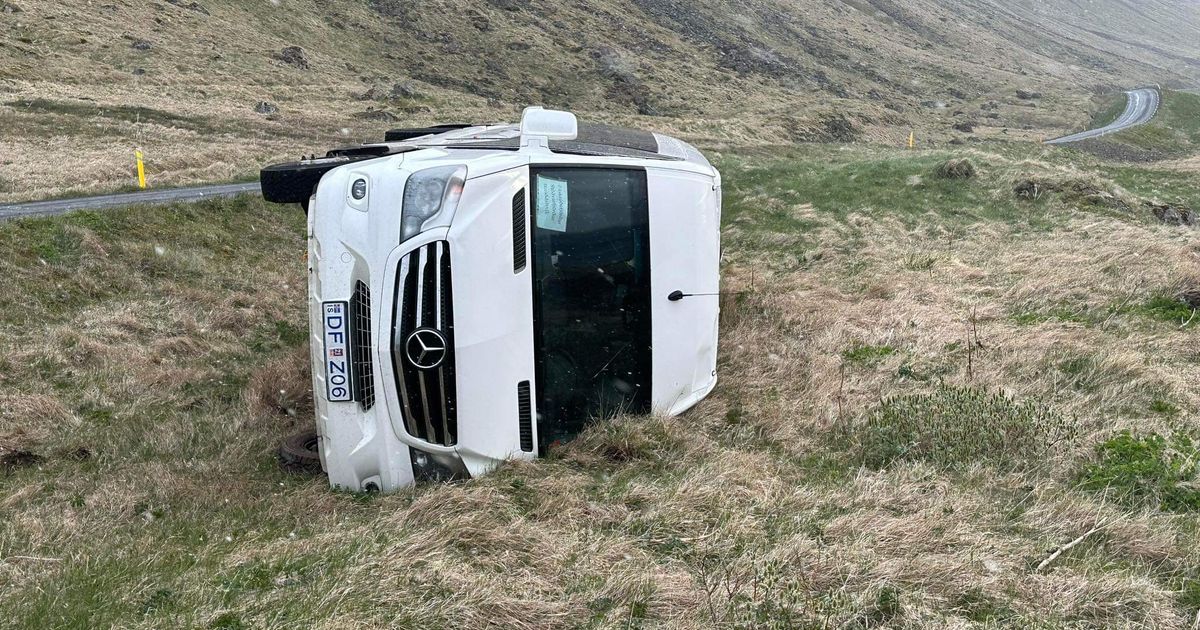 Rúta á leið úr álverinu á Reyðarfirði fauk út af veginum - RÚV.is