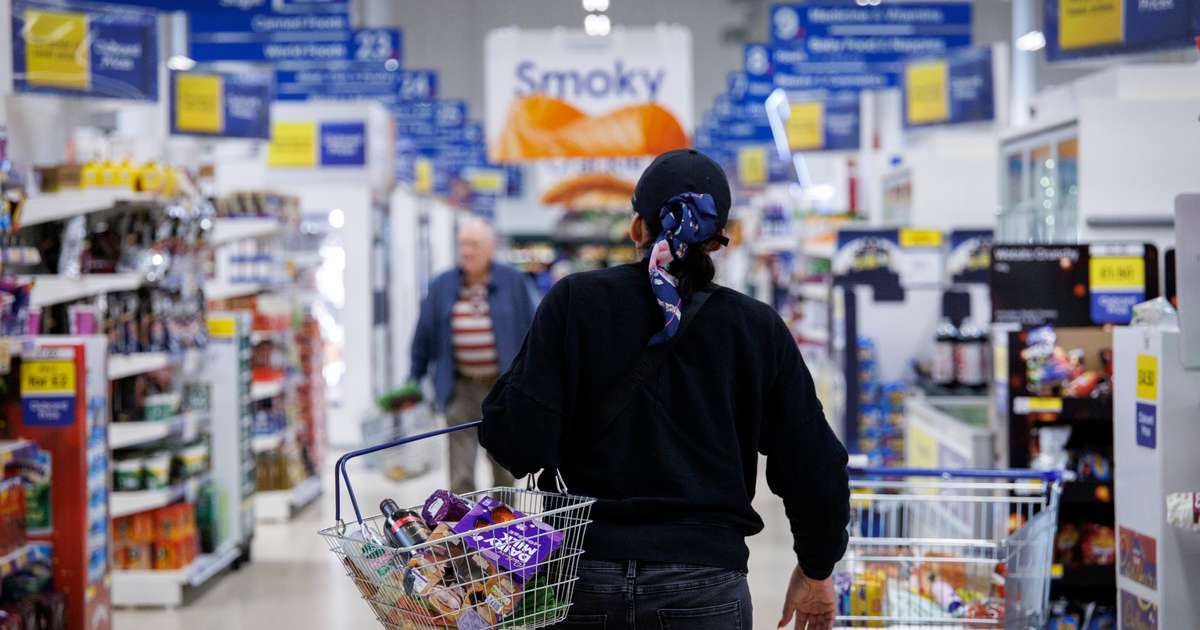 Stór matvælakeðja hættir kaupum á eldislaxi vegna lúsar - RÚV.is