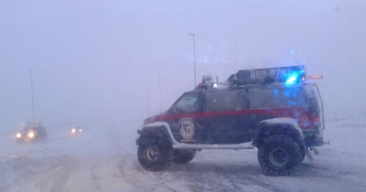 30 til 40 bílar fastir á Holtavörðuheiði - RÚV.is