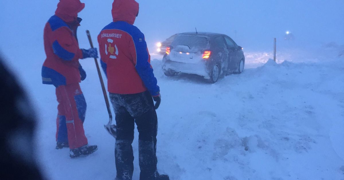 Um 40 bílar fastir á Háreksstaðaleið - RÚV.is