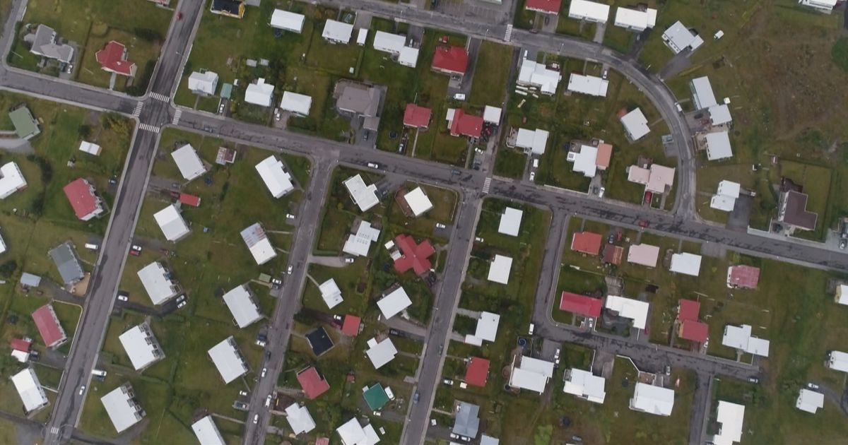 Kaupendur steypa sér í skuldir og treysta á vaxtalækkanir - RÚV.is