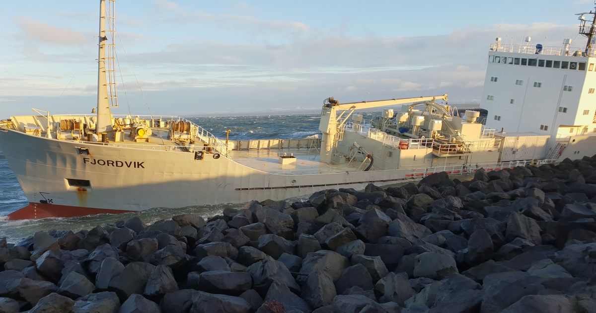 Grounded cargo ship ripped open - RÚV.is