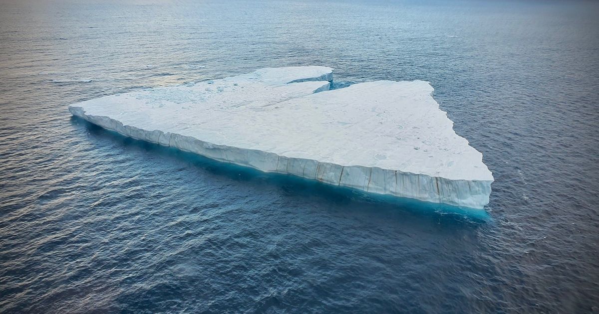Tafla lodu morskiego dryfuje na północ od Hornstrandir - RÚV.is