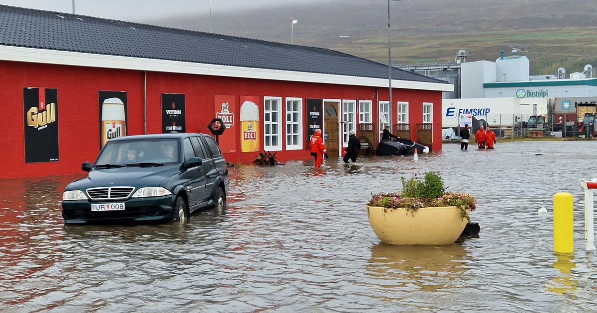 Flæddi um götur og inn í hús eftir sjógang á Akureyri - RÚV.is