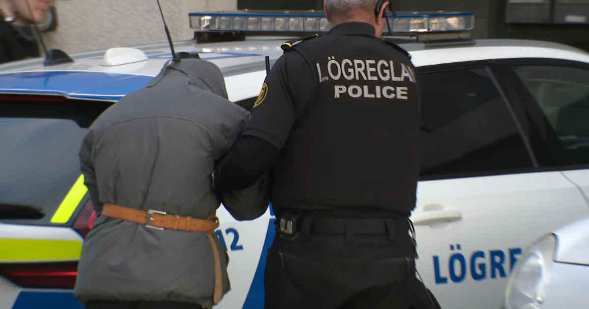 Sagður hafa verið stunginn ítrekað þar sem hann lá varnarlaus eftir ...