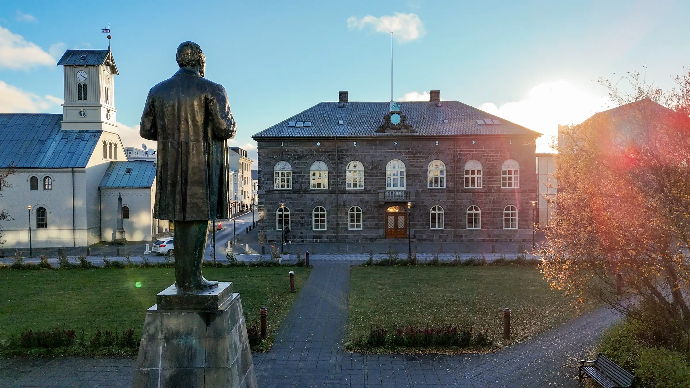 Þingfundi var slitið laust eftir klukkan tvö - RÚV.is