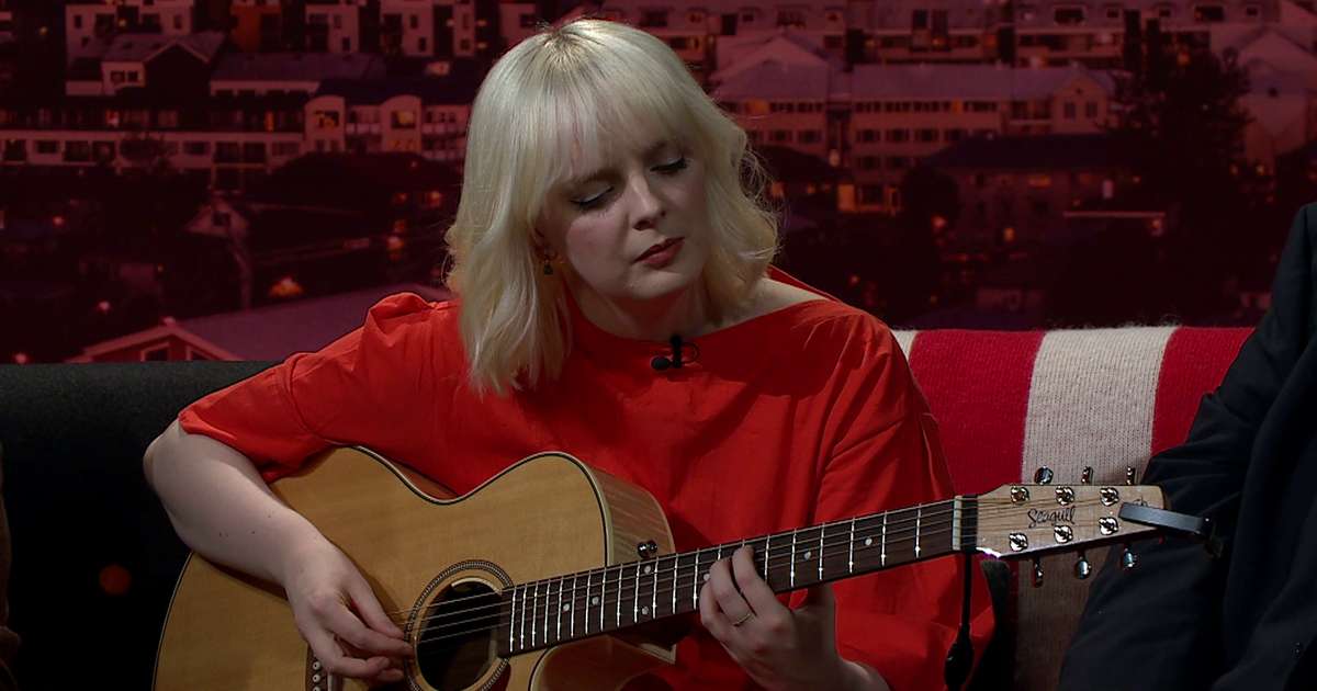 Una Torfa grætir sófagesti með hugljúfum söng - RÚV.is