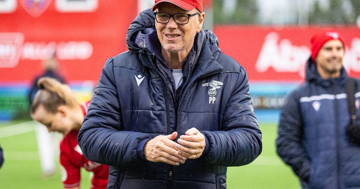 Pétur Pétursson stóð við stóru orðin og aflitaði hárið - RÚV.is