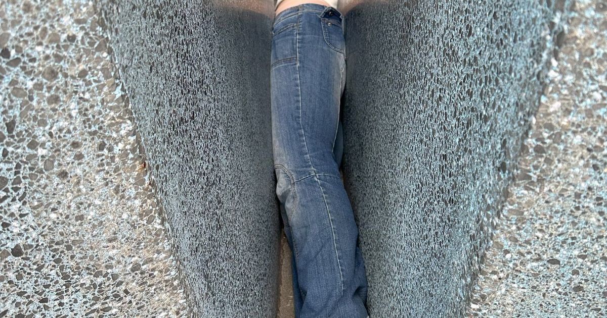 Woman freed from Háskólabíó sculpture - RÚV.is